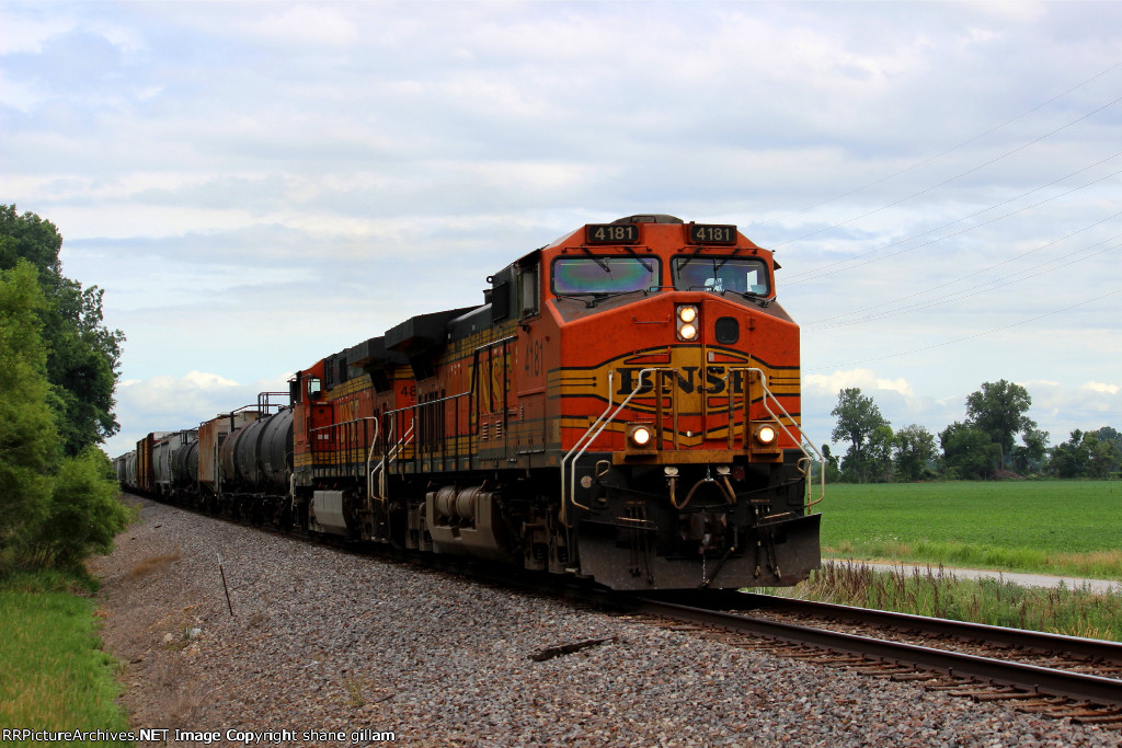 BNSF 4181 leads a freight train sb,